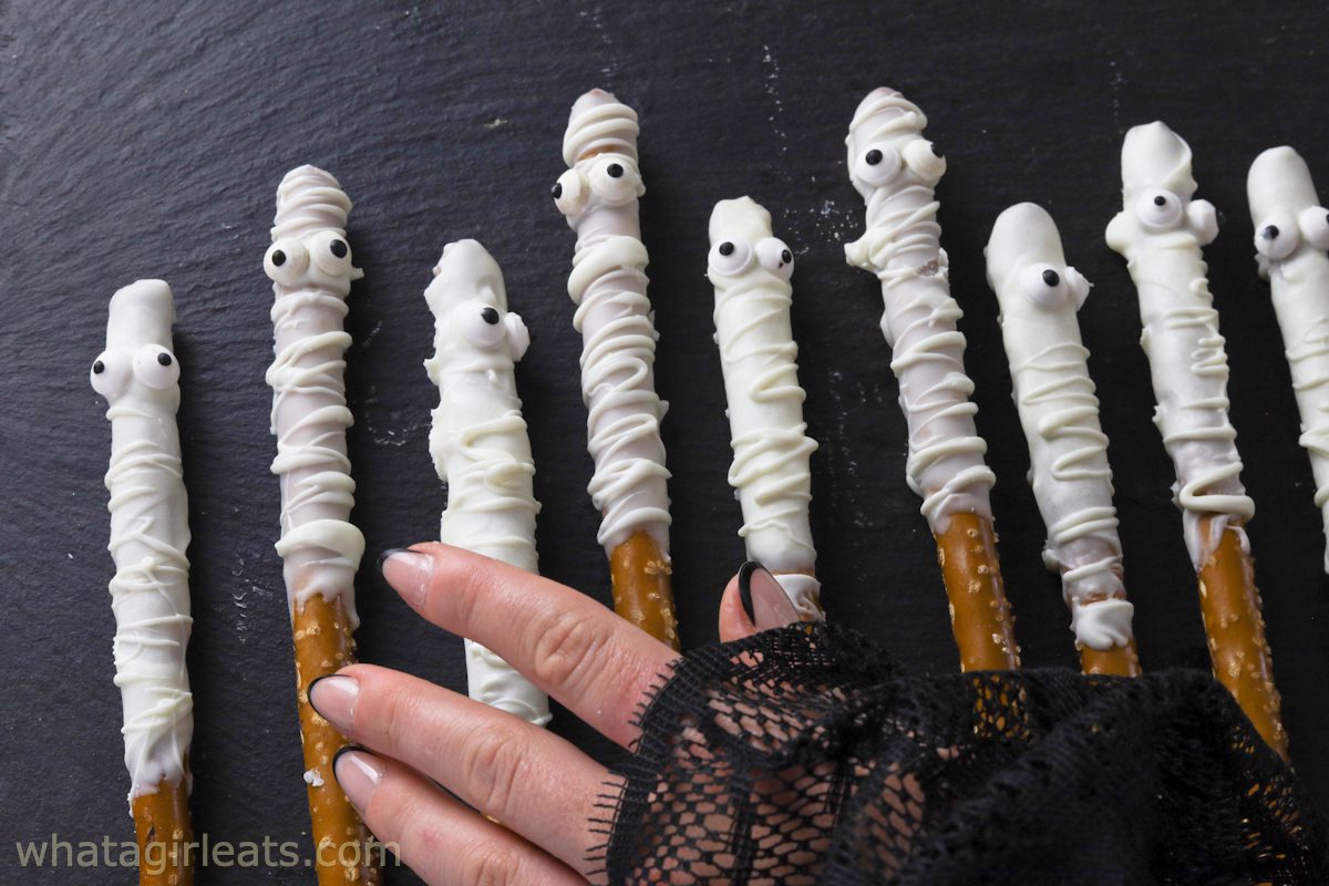 Cute Halloween Pretzels - What A Girl Eats