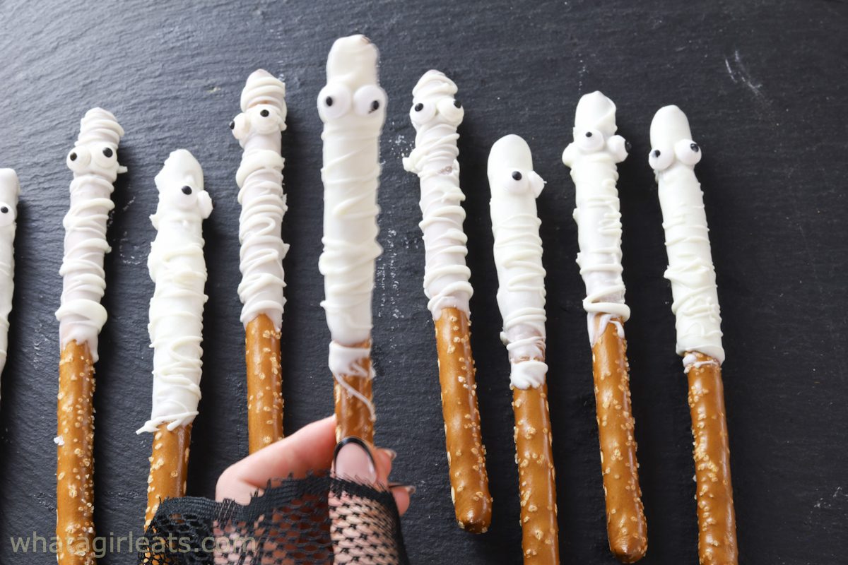 Cute Halloween Pretzels - What A Girl Eats