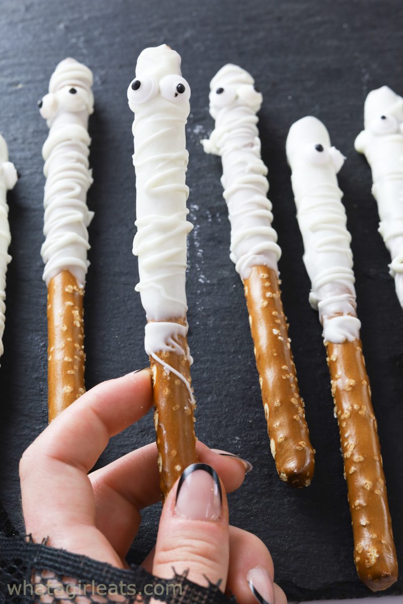 Cute Halloween Pretzels - What A Girl Eats